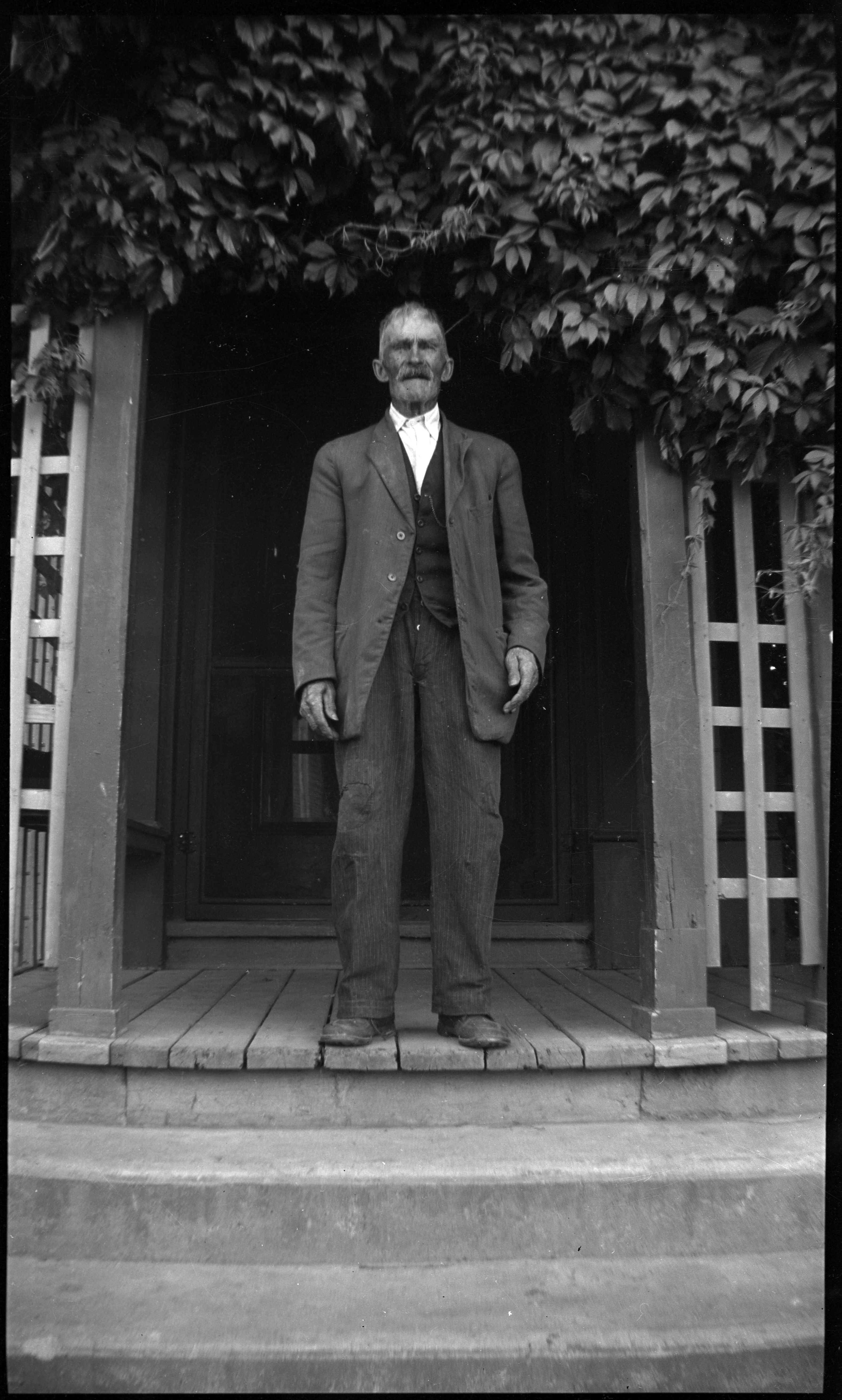 Entre mythe et réalité : Ti-Jean-Gagnon, le quêteux de Saint-Pacôme | BAnQ